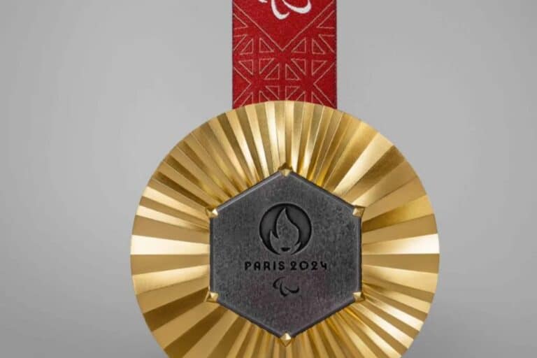 JO Paris 2024 : Découvrez le design des médailles avec de vrais morceaux de la Tour Eiffel intégrés